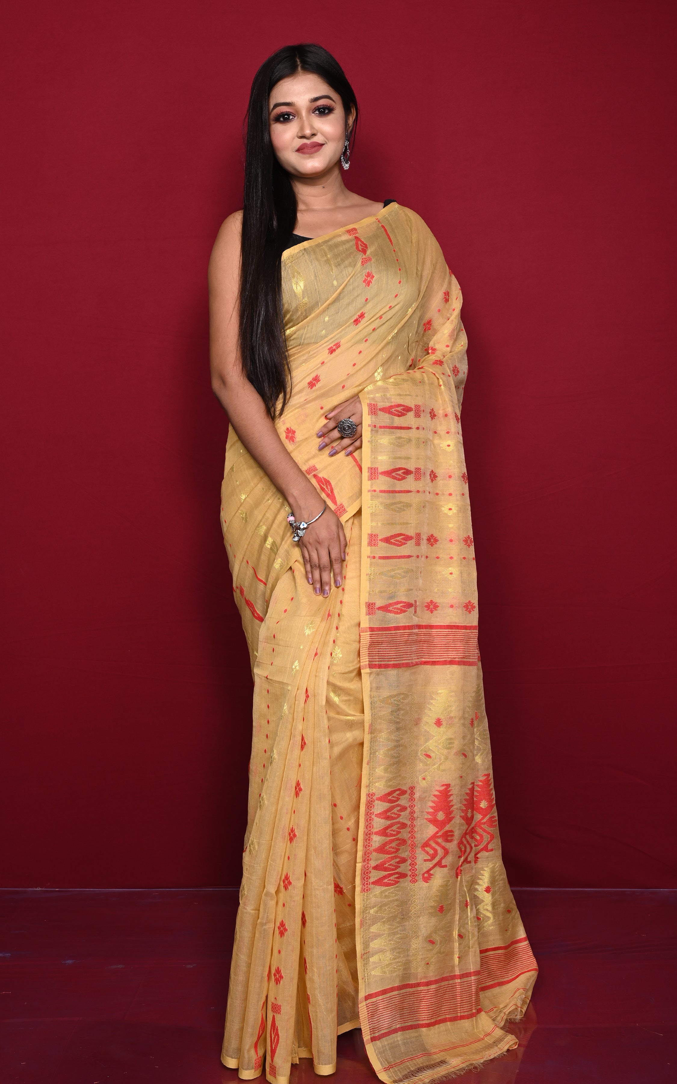Soft Woven Jamdani Saree in Beige, Red and Matt Golden – Mohi fashion